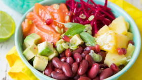 Riz sauté aux haricots rouges, brocolis et pousse d’épinards ...