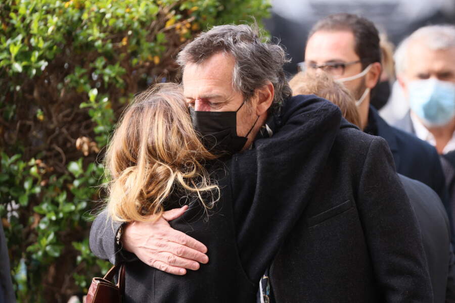 Obsèques d'Yves Rénier : Jean-Luc Reichmann, Mathilde Seigner ...