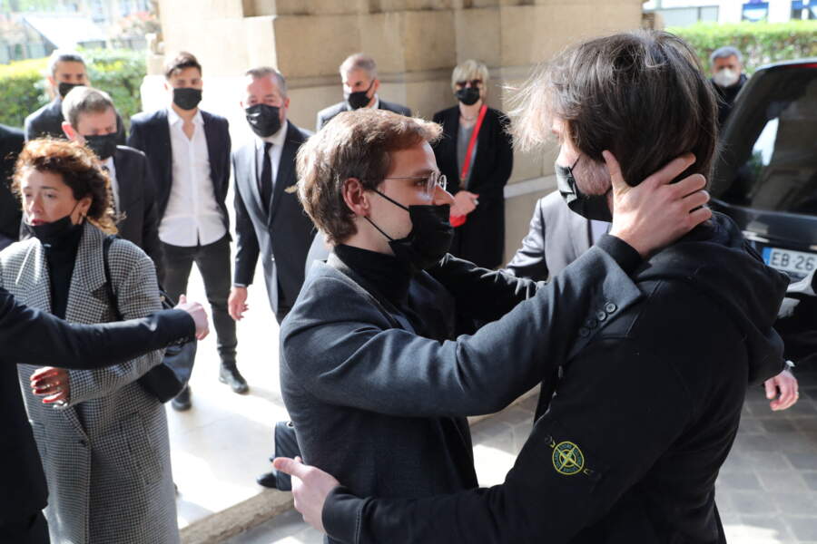 Obsèques d'Yves Rénier : Jean-Luc Reichmann, Mathilde Seigner ...