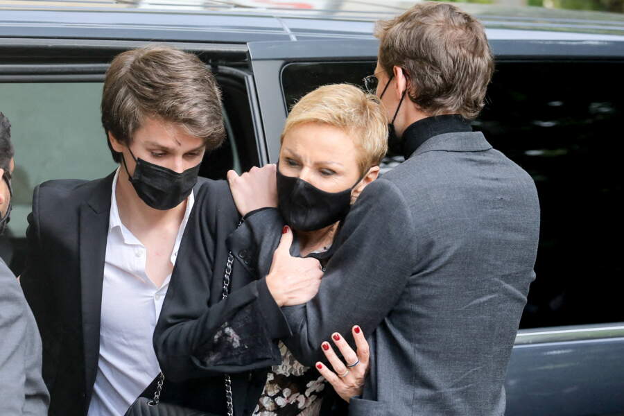 Obsèques d'Yves Rénier : Jean-Luc Reichmann, Mathilde Seigner ...