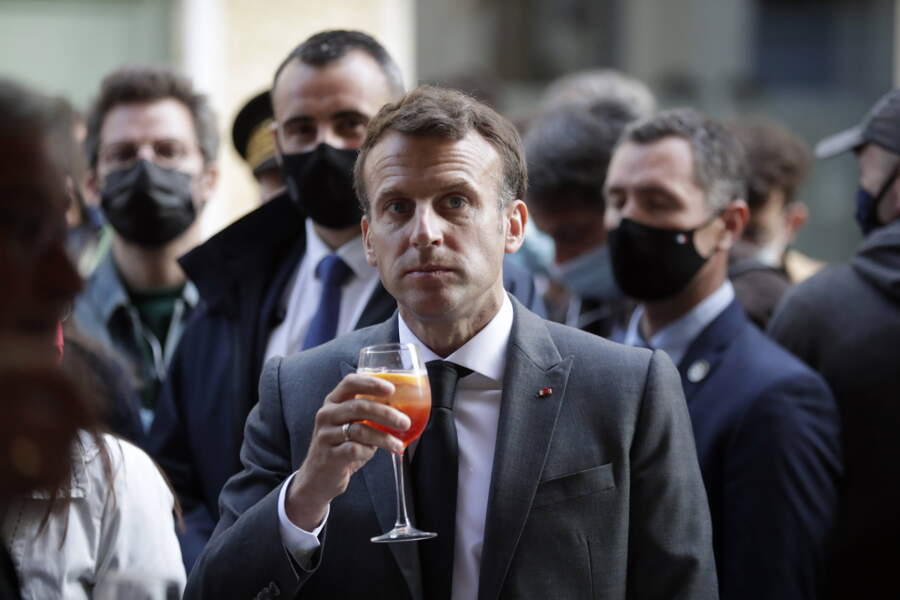 Emmanuel Macron fête la réouverture des terrasses lors d'une soirée ...