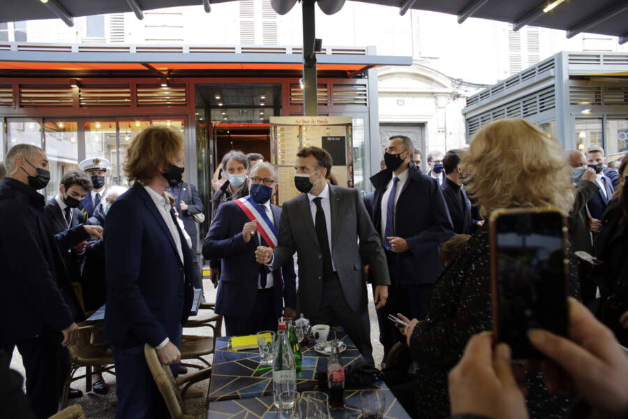 Emmanuel Macron fête la réouverture des terrasses lors d'une soirée ...