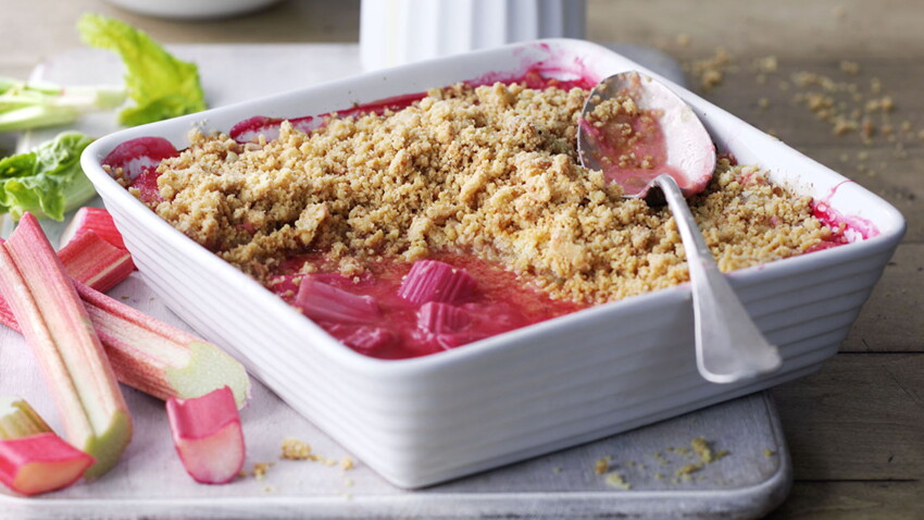 Crumble à la rhubarbe et aux amandes facile et rapide : découvrez les ...