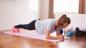 Gainage : 5 exercices gagnants à pratiquer après 50 ans : Femme ...