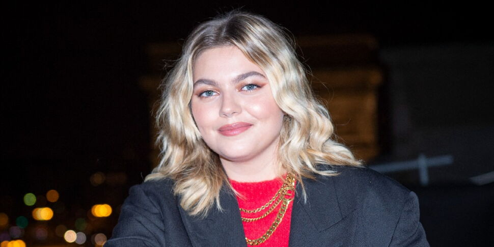 Louane canon en top esprit lingerie, mini-short et cheveux roses ...