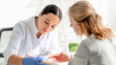 Phlegmon amygdalien : comment le reconnaître et le traiter ? : Femme ...