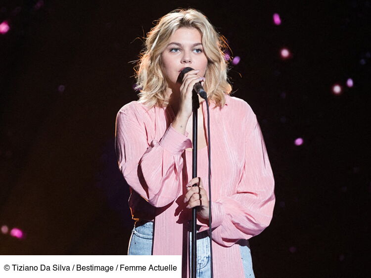 Louane divine dans une robe décolletée en voile transparent : Femme ...