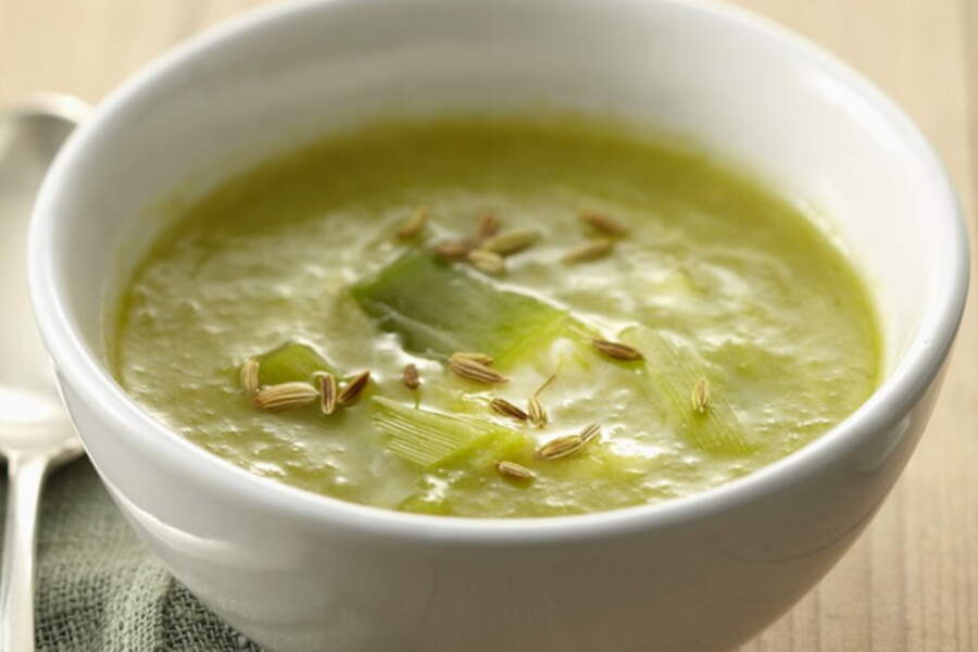 Soupe détox : 10 recettes légères à consommer le soir - Femme Actuelle