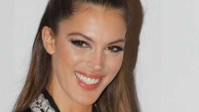 Iris Mittenaere à couper le souffle dans une robe en toute transparence et ajourée : Femme ...