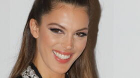 Iris Mittenaere renversante : elle dévoile son corps de rêve dans une mini robe en tweed : Femme ...