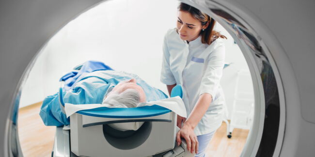 Scintigraphie cardiaque : définition, cause, déroulement, durée : Femme ...