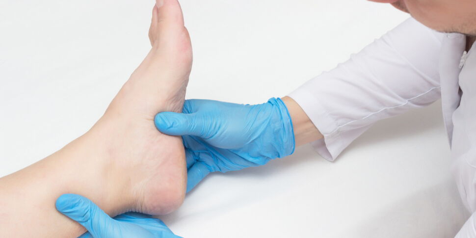 Aponévrosite plantaire : causes, symptômes et traitement : Femme ...