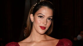 Photo - Iris Mittenaere retrouve sa sœur Cassandre à Las Vegas : Femme ...