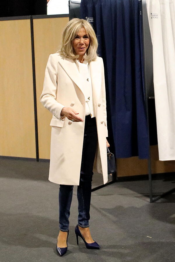 Brigitte Macron ose une nouvelle couleur et des talons (vraiment ...
