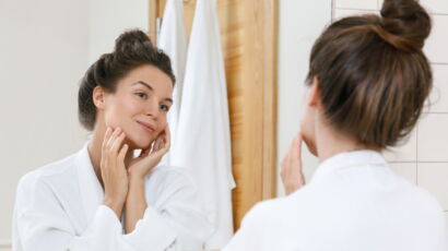 Boutons sur le visage : 7 astuces pour s'en débarrasser : Femme ...