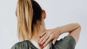Cervicalgie : quels sont les symptômes et les traitements ? : Femme ...