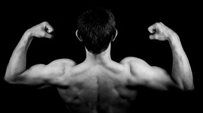 Raideur musculaire : définition, causes, symptômes, traitement : Femme ...