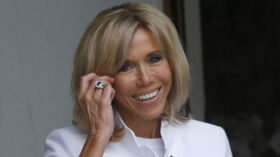 Brigitte Macron fan de la nouvelle forme de sac qui fait fureur (canon ...