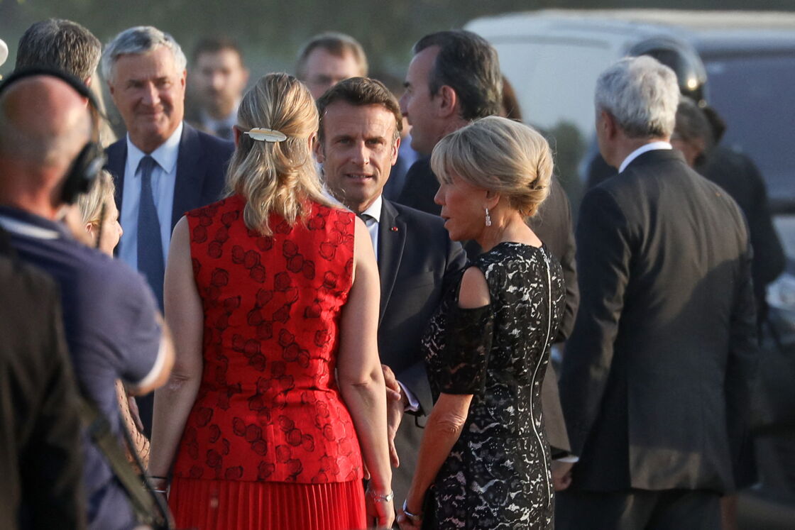 Brigitte Macron ose une nouvelle coiffure : on craque pour son chignon ...