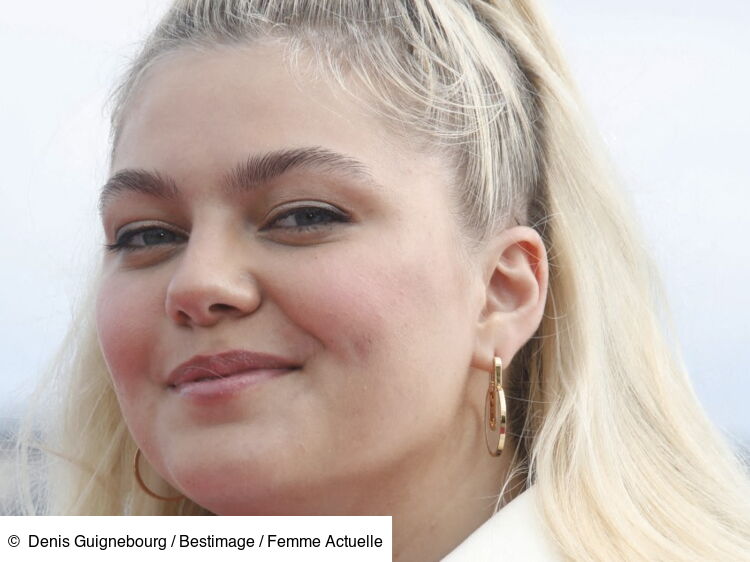 Louane canon : elle ose la bouche rouge bordeaux et les cheveux roses ...