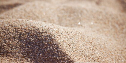 La sablothérapie : tout savoir sur cette thérapie par le sable : Femme ...