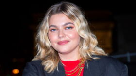 Louane divine dans une robe décolletée en voile transparent : Femme ...