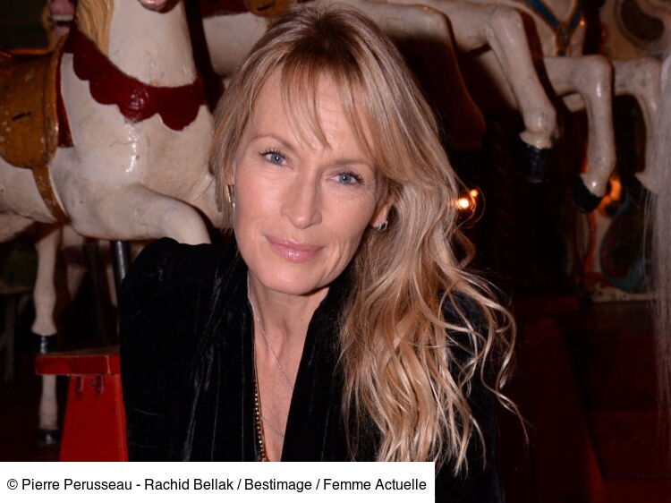 Estelle Lefébure à tomber : une vraie naïade en maillot décolleté ...