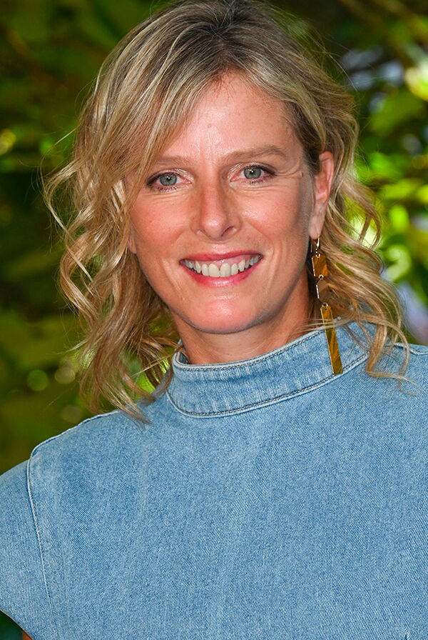 Karin Viard, 56 ans : son sublime jeu de jambes en mini robe et ...