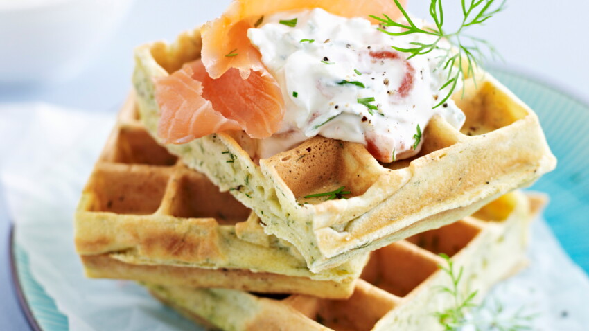 Gaufres à l'aneth, saumon fumé et sauce au yaourt facile et rapide ...
