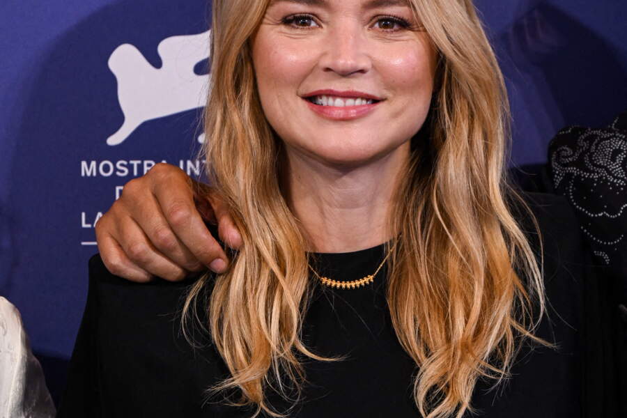 Frange rideau longue : 20 idées de coiffures tendance pour l'adopter ...