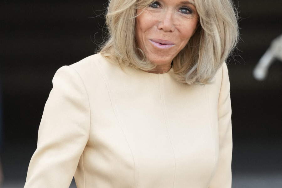 Frange rideau longue : 20 idées de coiffures tendance pour l'adopter ...