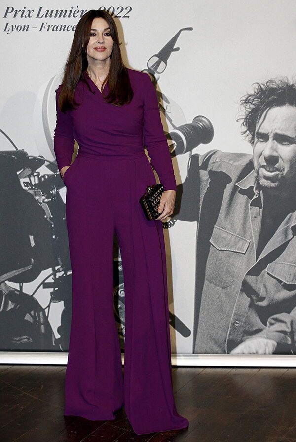 Monica Bellucci en combi tendance : décolleté glamour et jambes ...