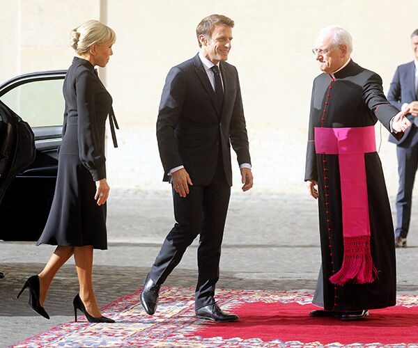 Brigitte Macron ultra-chic en talons aiguilles au Vatican : elle ...