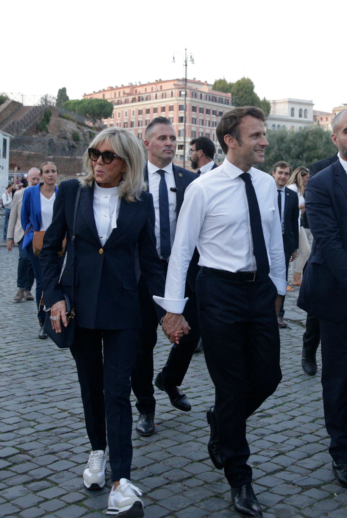 Brigitte Macron chic et décontractée : baskets préférées aux pieds et ...