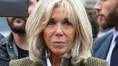 Brigitte Macron à couper le souffle en veste en cuir bleu, jean skinny ...