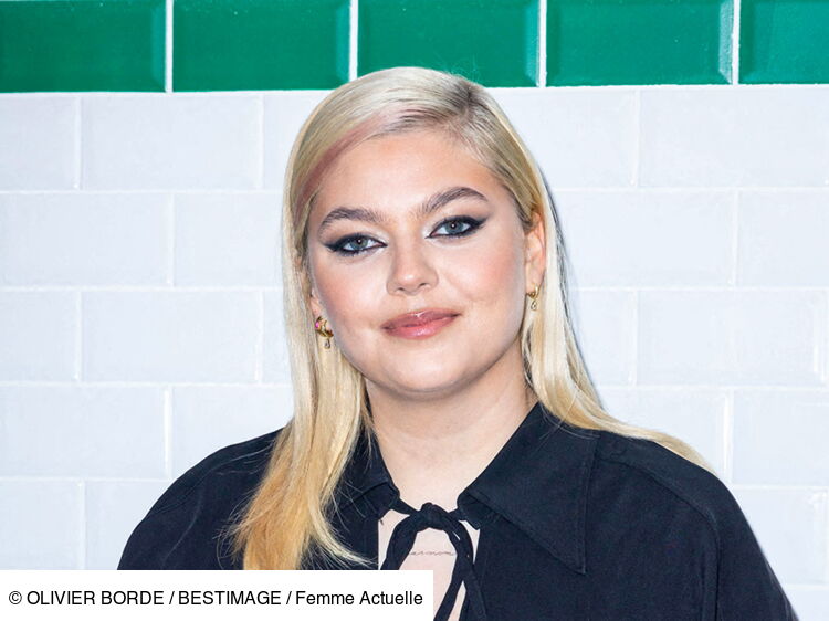 Louane à tomber : ventre dévoilé en brassière, mini jupe écolière et ...