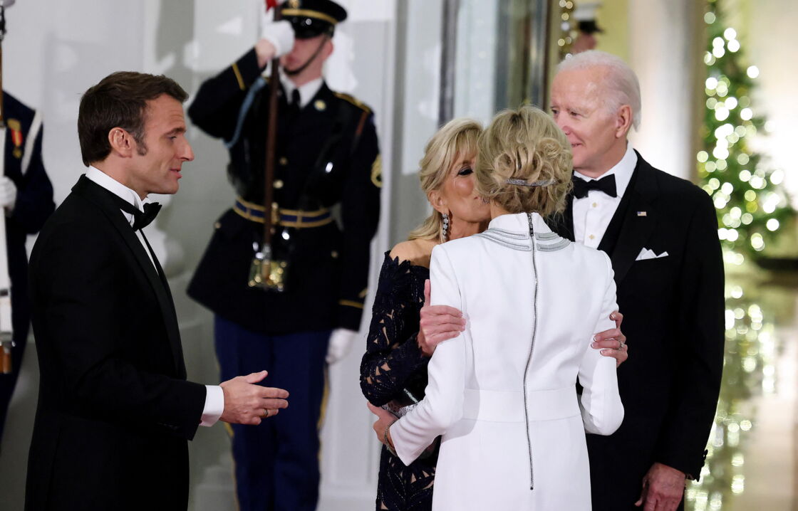 Brigitte Macron : sublime avec une coiffure très chic et cet accessoire ...