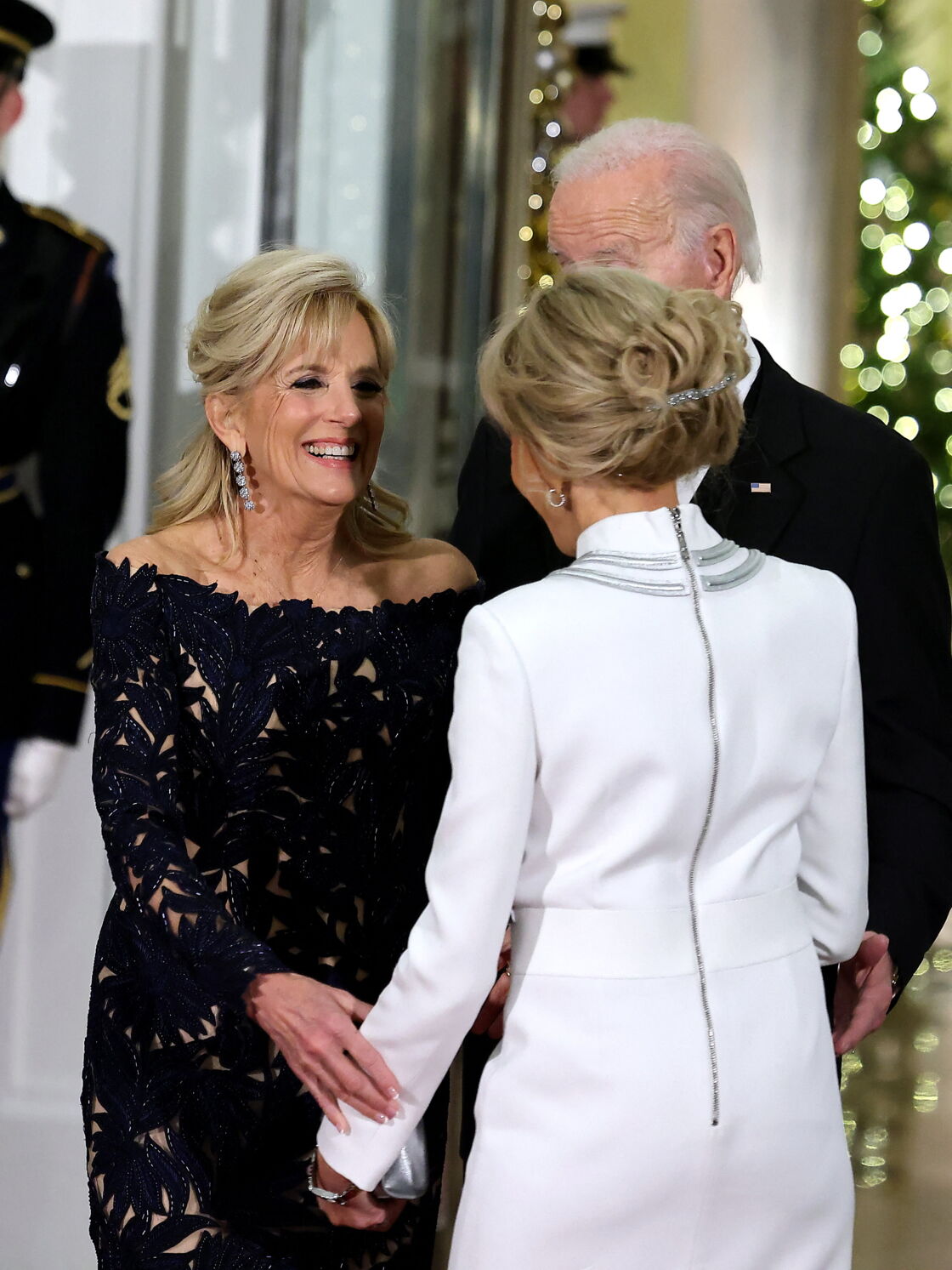 Brigitte Macron : sublime avec une coiffure très chic et cet accessoire ...