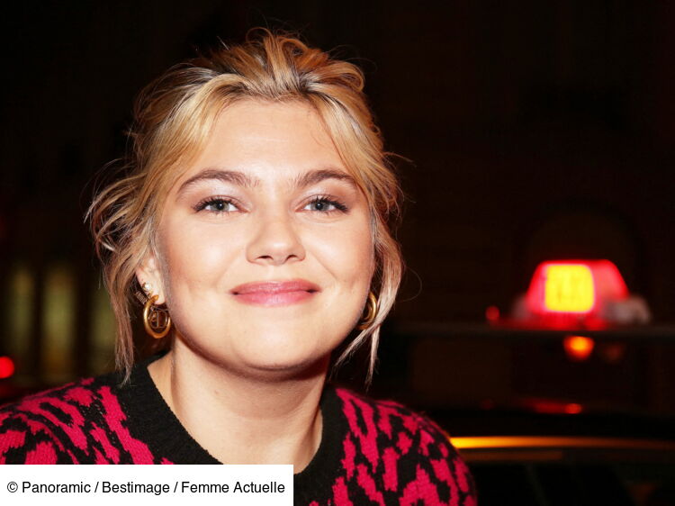 Louane à tomber : elle ose la mini-jupe et le crop top en velours (et c ...