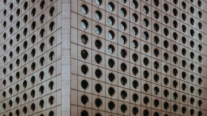 Plaque rouge sur le visage : d’où ça vient et comment s’en débarrasser ...