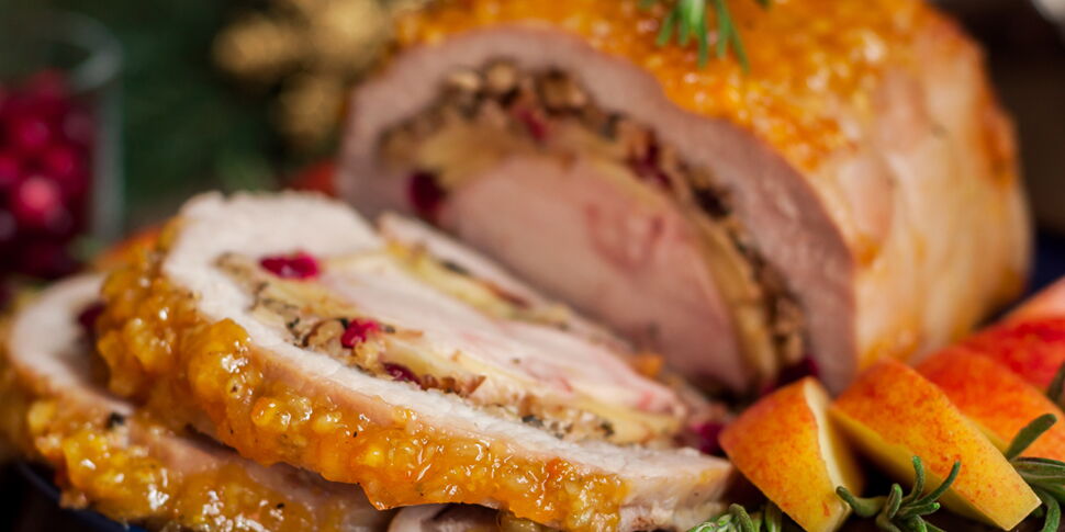 Rôti farci au Parmigiano Reggiano, châtaignes et pommes : découvrez les ...