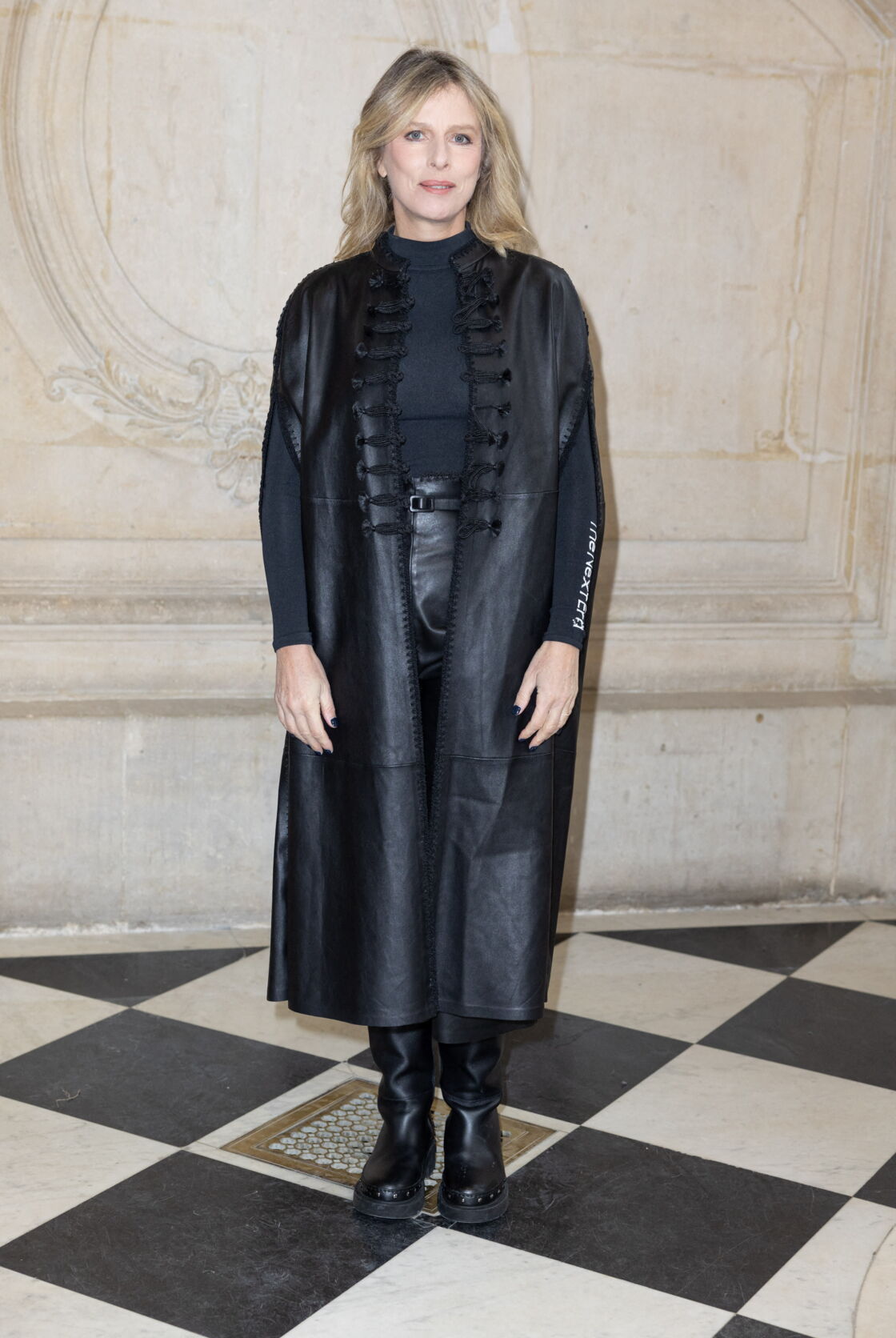 Karin Viard : ultra chic dans un total look cuir monochrome : Femme ...