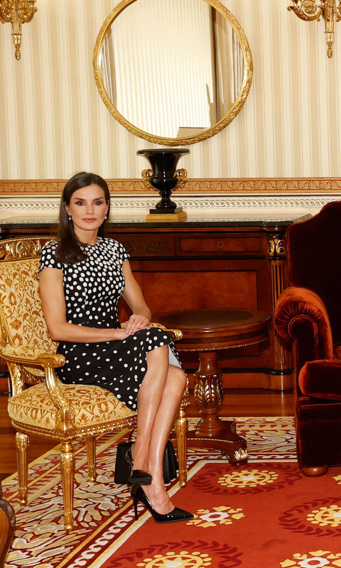 Letizia d’Espagne sensationnelle dans une robe noire à pois blancs qui ...