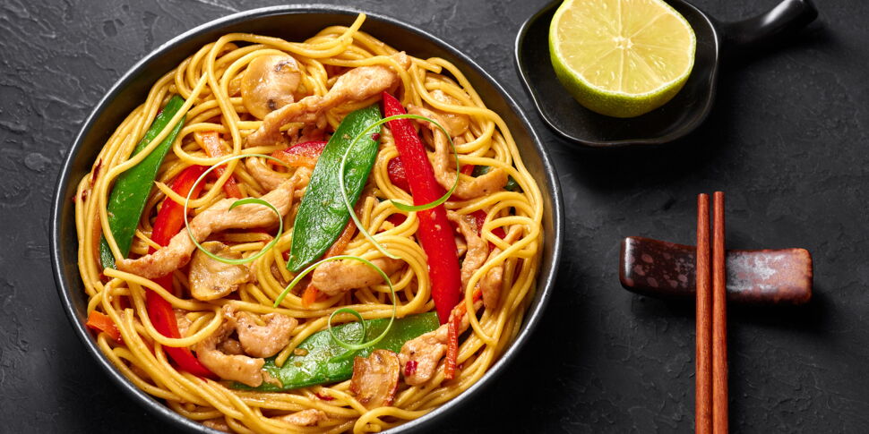 Nouilles sautées au poulet et légumes facile et rapide : découvrez les ...