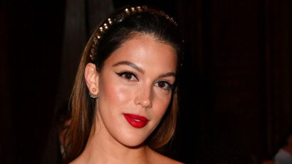 Iris Mittenaere à couper le souffle en robe transparente à froufrou rose flashy fendue jusqu'en ...