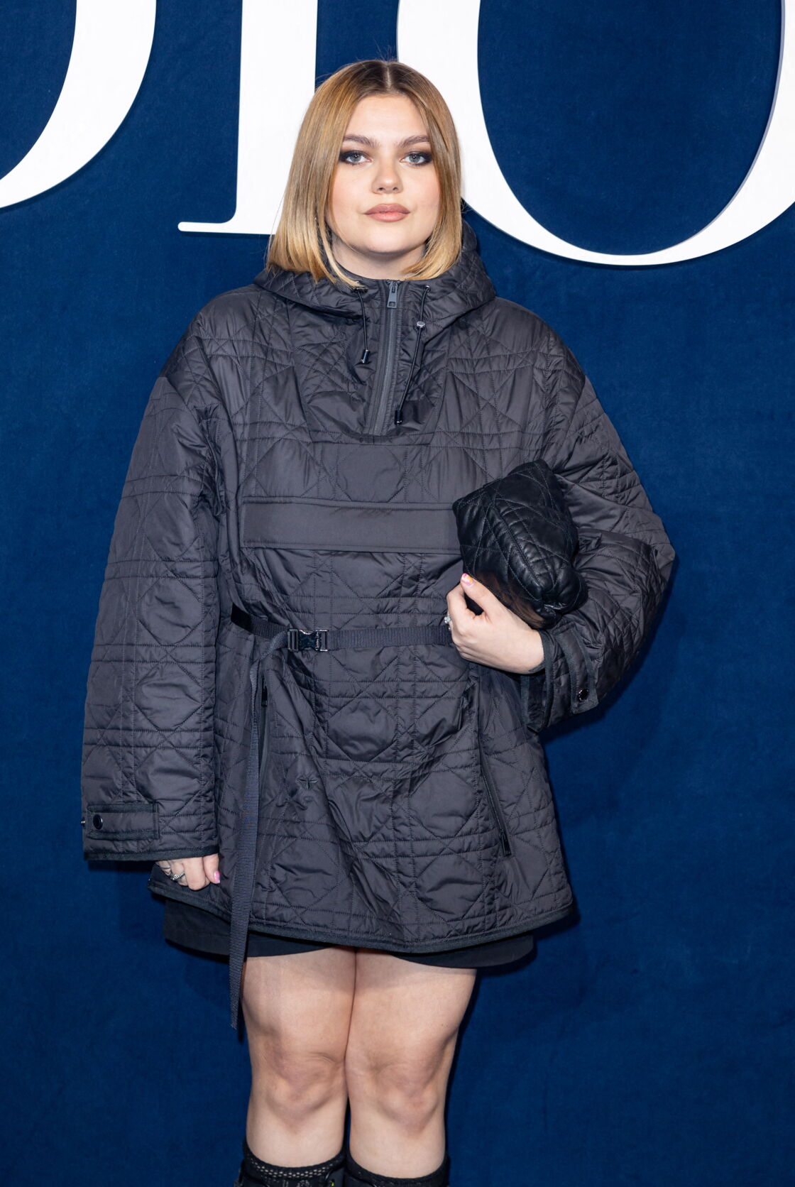 Louane ose une tenue streetwear et tendance avec un anorak matelassé à ...