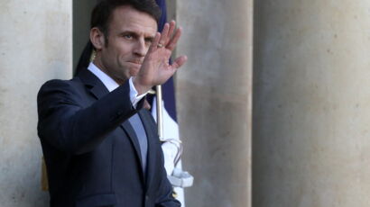 VIDEO - Emmanuel Macron recouvert de colliers de fleurs en Polynésie ...