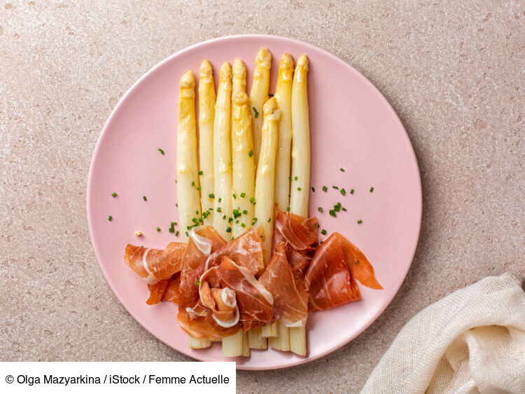 Les asperges rôties à la poêle, au speck et parmesan : la recette ...