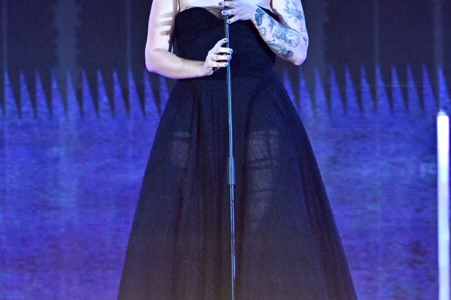 Jupe transparente, robe satinée, crop top et "micro jupe" : retour en ...