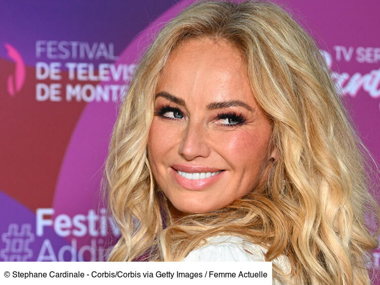 Adriana Karebeu divine en robe de soirée noire à strass entièrement transparente et pieds nus ...